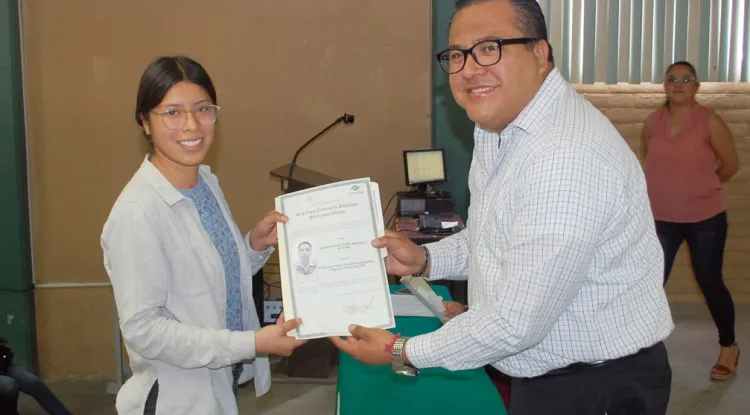 Reciben estudiantes de Conalep títulos Nuevo día